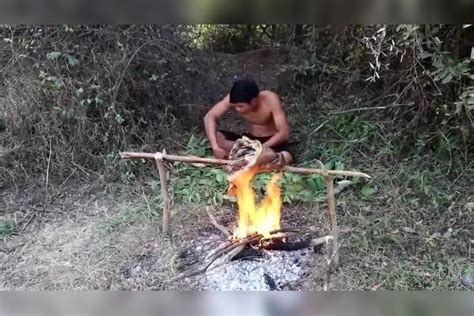 小伙野外烤整个猪头，一个人一口气吃光光，真是盖了帽了猪头一个人小伙