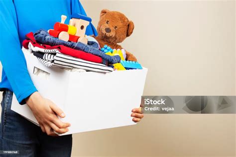 기부 개념입니다 책 옷 장난감이 있는 기부 상자를 들고 있는 아이 들 Charitable Foundation에 대한 스톡 사진 및 기타 이미지 Charitable