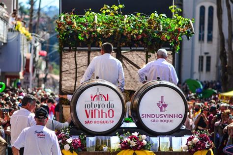 Entrada dos Carros de Lenha nas Festas de Agosto de São Roque Em São Roque