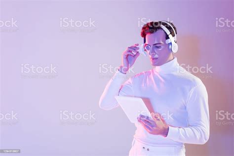 보라색 배경에 디지털 태블릿을 들고 헤드폰과 디지털 아이 렌즈 사이보그 초현대적에 대한 스톡 사진 및 기타 이미지 초현대적