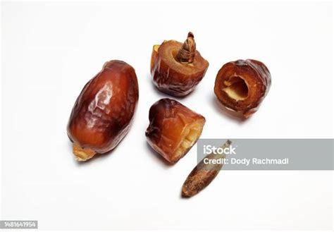 Close Up Buah Kurma Kering Yang Diisolasi Dengan Latar Belakang Putih