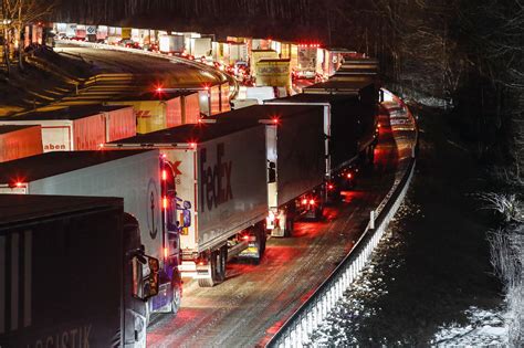 Glatte Straßen sorgen für Unfälle und Staus in NRW