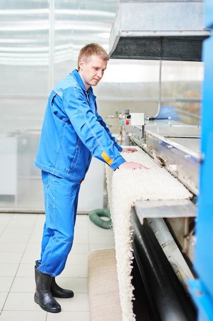 Trabajador De Lavandería En El Proceso De Trabajo En Máquina Automática