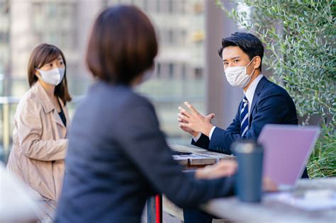 질병 예방을 위한 보호얼굴 마스크를 착용한 야외 카페에서 비즈니스 미팅을 하는 기업 보호 마스크에 대한 스톡 사진 및 기타