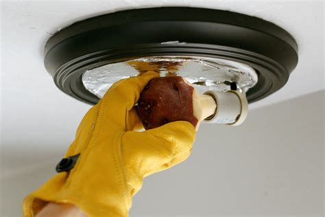 How To Remove A Broken Light Bulb 5 Methods