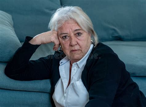Ältere Witwe Einsam Und Traurig Gefühl Depressiv Zu Hause Stockbild