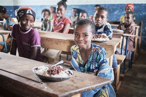 Alimentar A Los Niños Hambrientos La Mitad De La Gente En Gaza Está