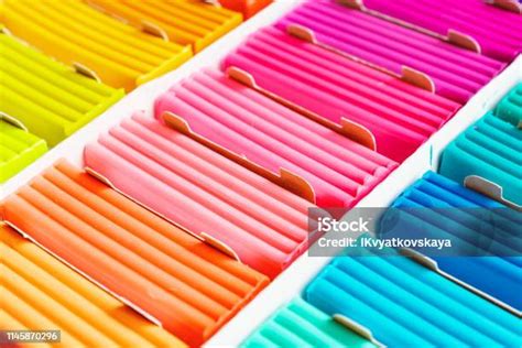 모델링 점토의 무지개 색상입니다 여러 가지 빛깔의 플라스틱 막대기 Ina 상자 배경 텍스처 개체 그룹에 대한 스톡 사진 및 기타