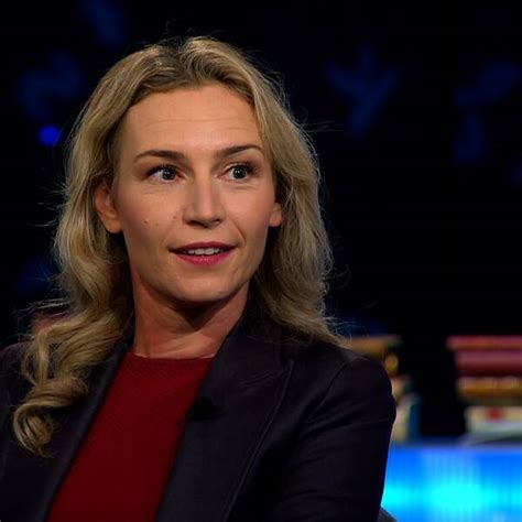 Författaren Lea Ypi ”vi Var Isolerade För En Större Uppt” Svt Nyheter