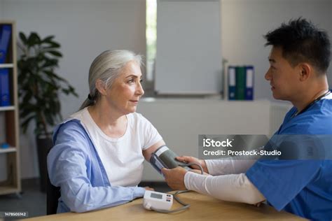 성숙한 한국 치료사 유럽 노인 여성 환자의 혈압 측정 연금 수급자 지원 35 39세에 대한 스톡 사진 및 기타 이미지 35 39세 60 64세 건강관리와 의술
