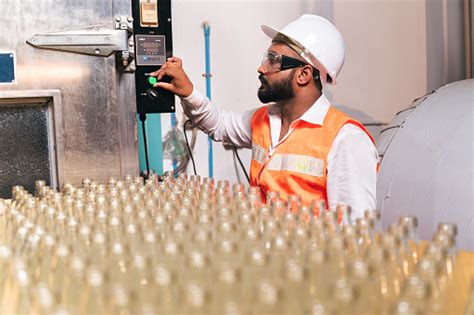 식품 산업에서 기계로 유리 병 제품을 검사하는 검사관 엔지니어 20 24세에 대한 스톡 사진 및 기타 이미지 20 24세 건축물 공장 산업 건물 Istock