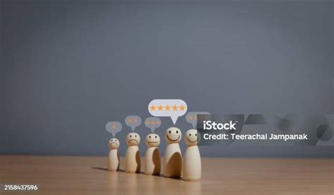 테이블 위의 나무 인형 웃는 얼굴과 별 아이콘 만족도 평가 또는 좋은 경험과 긍정적 인 피드백 만족 및 고객 서비스의 개념에 대한 의견 5에 대한 스톡 사진 및 기타 이미지