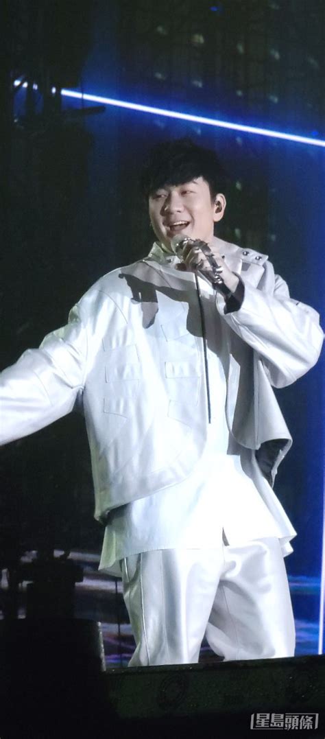 林俊傑演唱會丨何超雲偕夫婚夫與妹妹冒雨睇足全場 蔡卓妍即場搲歌狂派高帽 星島日報