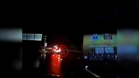 男子高速发生事故后不撤离被车撞 所有人 澎湃新闻 The Paper