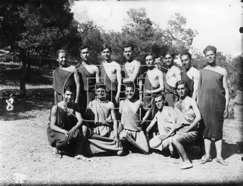 ΝΕΑΡΟΙ ΑΝΔΡΕΣ ΜΕ ΑΡΧΑΙΟΕΛΛΗΝΙΚΕΣ ΕΝΔΥΜΑΣΙΕΣ ΜΕΤΑ ΤΟ ΤΕΛΟΣ ΠΑΡΑΣΤΑΣΗΣ