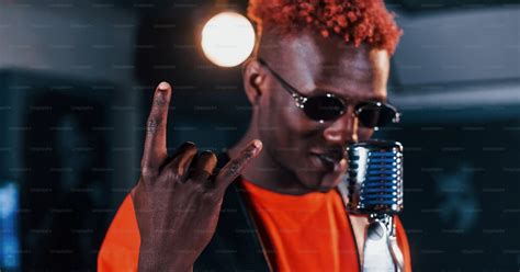 보컬 연습 녹음 스튜디오에서 리허설을 하는 젊은 아프리카계 미국인 연주자 사진 Unsplash의 사업 이미지