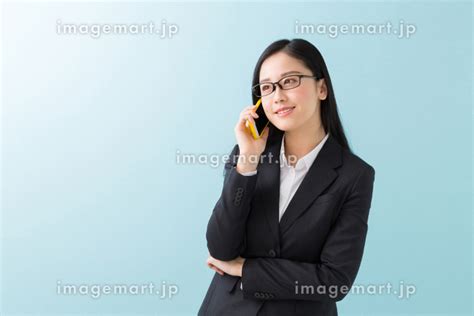 電話をする女性 ビジネスの写真素材 159457884 イメージマート