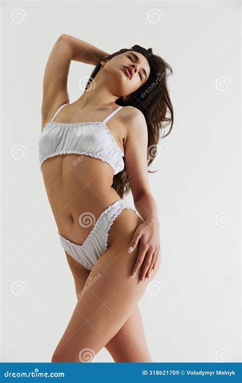 Sensualidad Y Vibra De Feminidad Bella Joven En Lencería Blanca Y