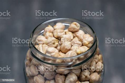 탁상에 놓인 병아리콩으로 가득 찬 유리 항아리를 닫습니다 친환경 컨셉 유리 재료에 대한 스톡 사진 및 기타 이미지 유리 재료