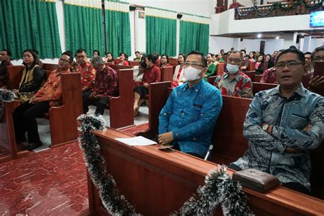 Kadis P2KB Wakili Wali Kota Palu Hadiri Ibadah Pra Perayaan Natal Di