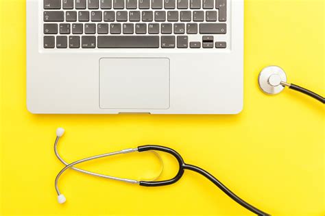 청진 기 키보드 노트북 컴퓨터 노란색 배경에 고립 현대 의료 정보 기술 및 Sofware 진보 개념 컴퓨터 및 가젯 진단 및