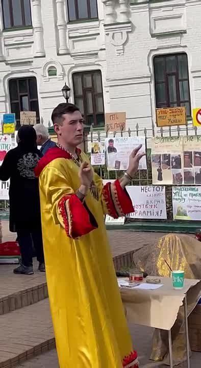 Киево Печерская лавра маг Велиар он же активист ПЦУ занят важным делом глумится над верой