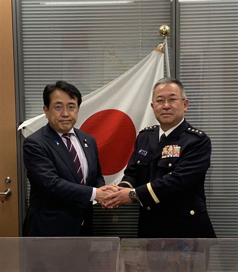 赤沢りょうせい On Twitter 一昨日、旧知の吉田圭秀 統合幕僚長 が着任のご挨拶に足を運んで下さいました。 赤沢の2コ下の中高の