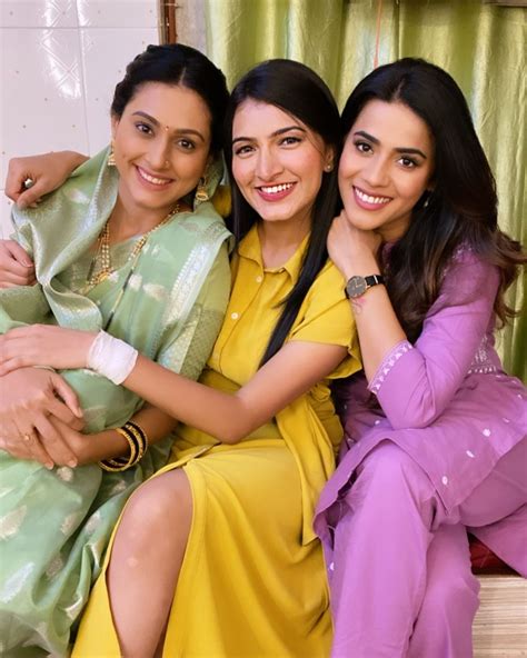 Gharoghari Matichya Chuli Serial Fame Rutuja Kulkarni Paithani Lehenga