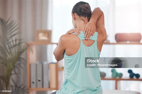 물리 치료 척추 지압사 및 물리 치료 및 웰빙 준비가 된 여성 환자의 허리 통증 스파 척추 지압사 상담 및 척추 지압사 건강을