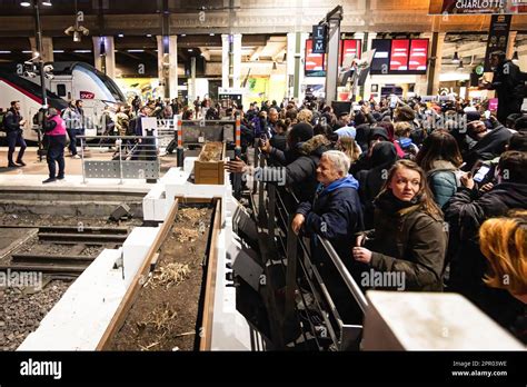 Les manifestants participent à la manifestation à la gare de Lyon Une