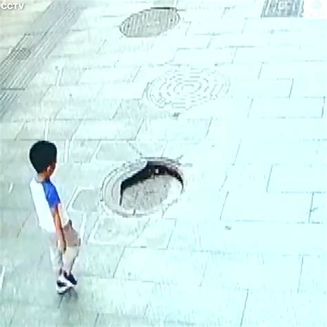 El Aterrador Momento En El Que Un Niño De 3 Años Cae Por Una