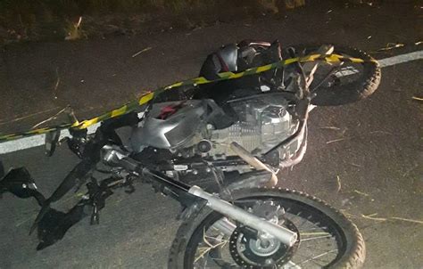 Motociclista perde o controle da direção e morre ao colidir contra