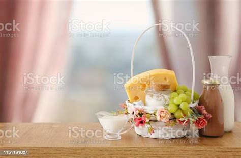 나무 테이블을 통해 낙농 제품의 사진입니다 유대인 휴일의 상징하 부 롯 Shavuot에 대한 스톡 사진 및 기타 이미지