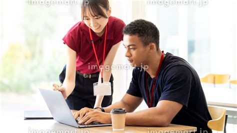 ミーティングをする男女2人のビジネスマン・日本人女性と外国人男性 （人物）の写真素材 266931493 イメージマート
