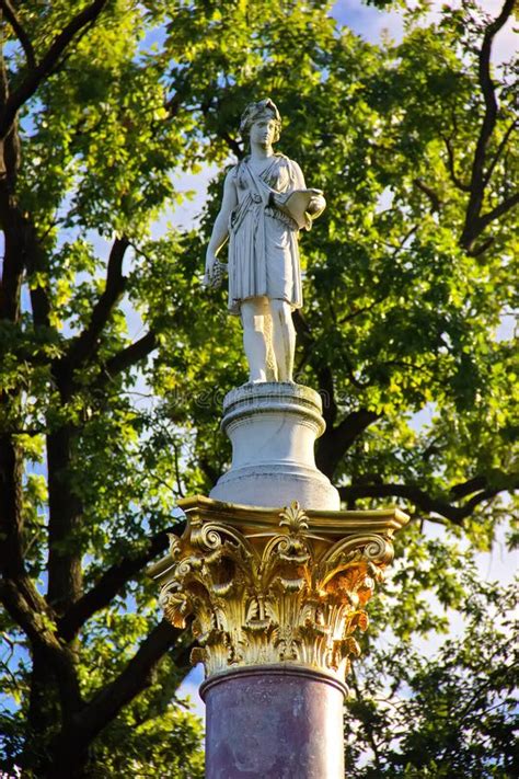 Estatuas Antiguas De Dioses Griegos En Los Jardines Del Parque