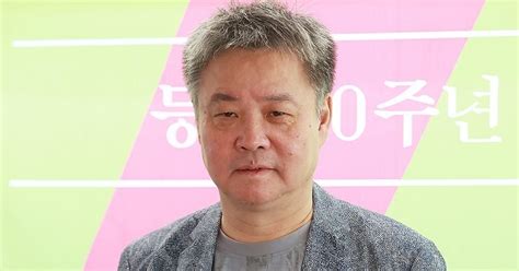 포즈 취하는 위화 작가