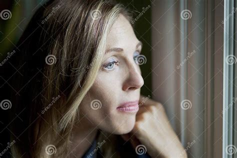 Mujer Triste En La Ventana Foto De Archivo Imagen De Primer 37213136