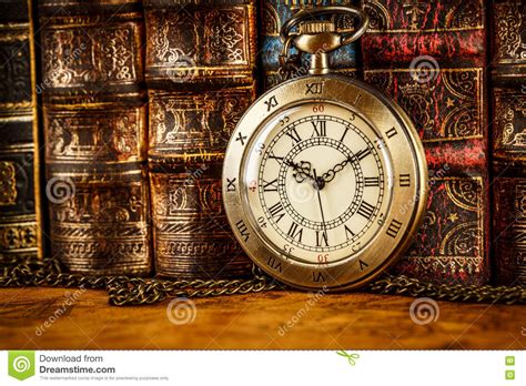 Reloj De Bolsillo De Los Libros Viejos Y Del Vintage Foto De Archivo
