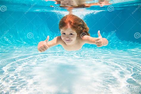 Niños Nadan Bajo El Agua En La Piscina Niño Niño Nadando Bajo El Agua