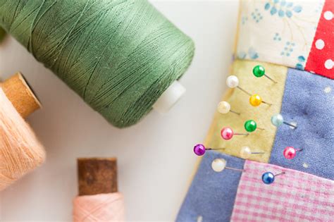 바느질 퀼트 바느질 및 개념아름 다운 핀 흰색 책상 녹색 핑크 복숭아 스레드 스풀 평평 하다 근접 촬영 도구와 다채로운 귀여운 스티치 핀쿠션을 맞추어 가기 보기 0명에 대한