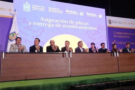 Asignación de plazas y entrega de nombramientos definitivos a trabajadores de la educación