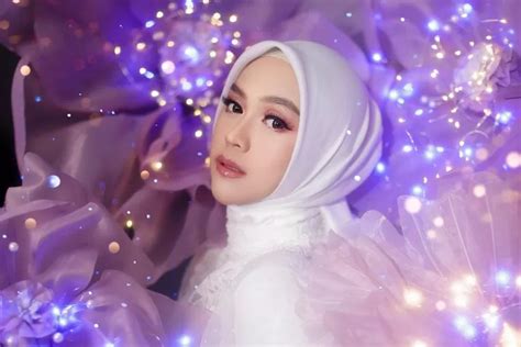 Inilah Lho 5 Varian Warna Lipstik Favorit Para Artis Yang Wajib Kalian