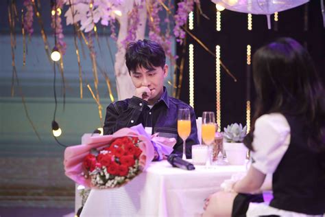 Nam ca sĩ bất ngờ tỏ tình người trong ekip khi tham gia chương trình hẹn hò