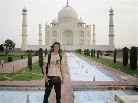 Pritananda Tries To See The World Aoe Monument Of Love Taj Mahal India