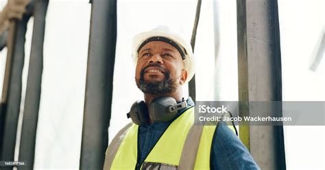 건설 노동자 흑인 및 건축가 아이디어 부동산 개발 개조 또는 엔지니어링을 생각하고 계획합니다 혁신 아프리카 건축업자 및 엔지니어 문제 해결 건축 설계 40 44세에 대한