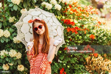 재미 있는 작은 소녀 입고 깅 Playsuit 심장 모양의 선글라스 흰 장갑 레이스 양산 복고풍 들고 양식에 일치 시키는 이미지