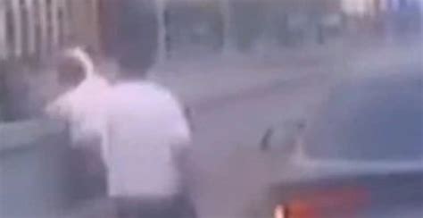 北京一男子身悬桥外欲轻生！短短几秒，三位陌生人背后一把“薅”回！腾讯新闻