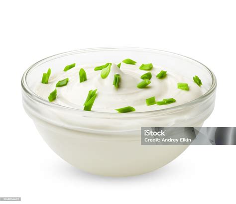 흰색 배경 클리핑 패스 필드의 전체 깊이에 고립 된 그릇에 양파와 사 우 어 크림 사워 크림에 대한 스톡 사진 및 기타 이미지 사워 크림 보울 컷아웃 Istock