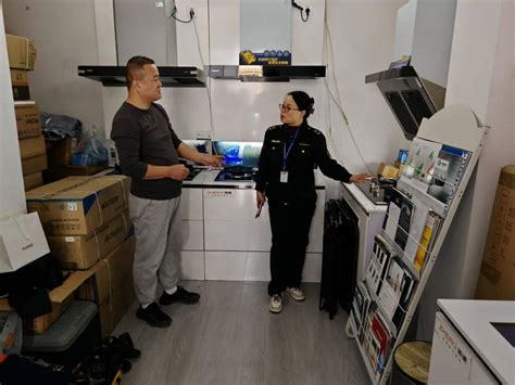 市场监管局开展燃气灶具产品质量安全风险排查行动检查燃气具执法人员