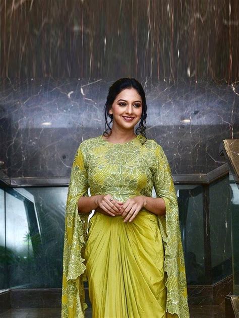 हिरव्या डिझायनर ड्रेसमध्ये तेजश्री प्रधान